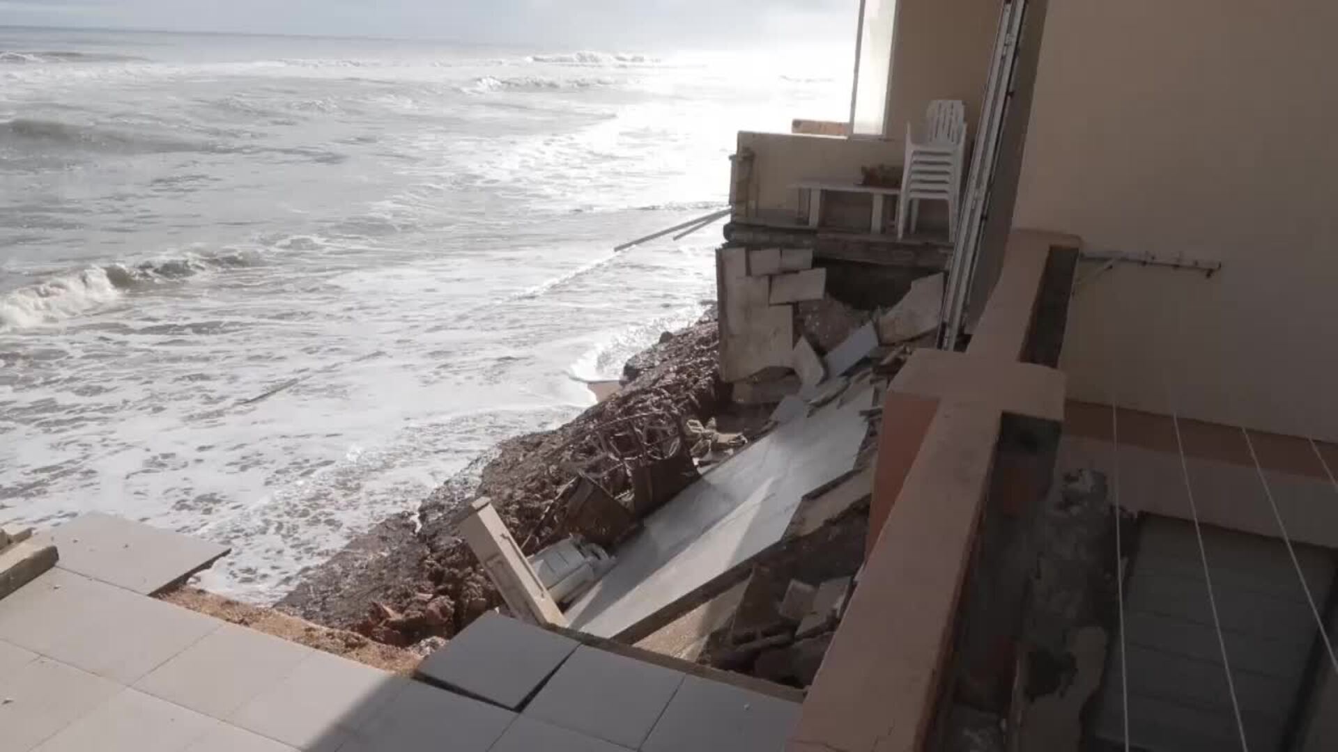 El temporal se lleva tres terrazas de un edificio de la playa de ...