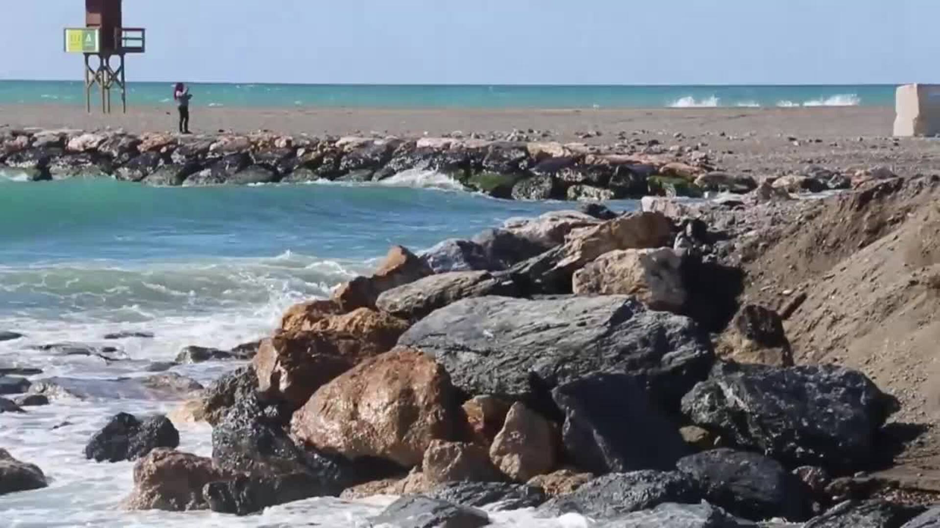El temporal de poniente deja desperfectos en playas de la Costa ...