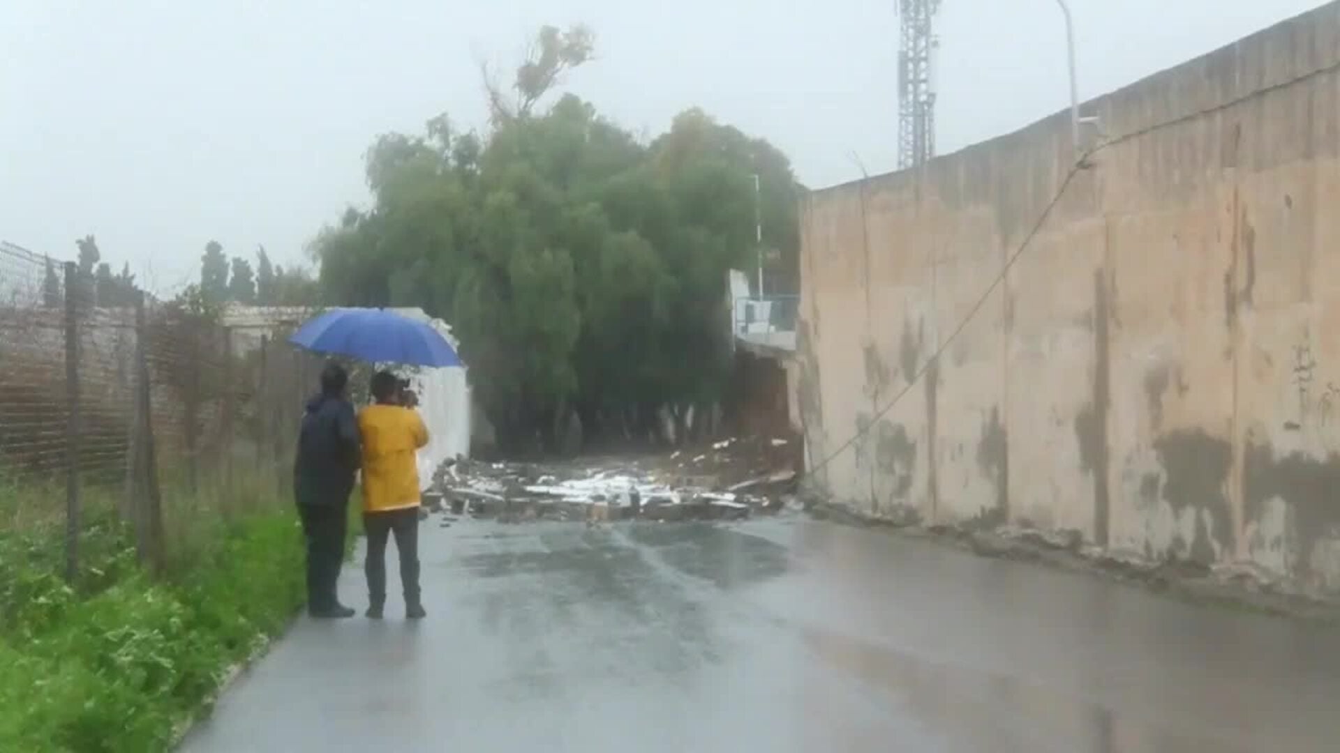 La borrasca causa la caída de parte del graderío del campo de fútbol de ...