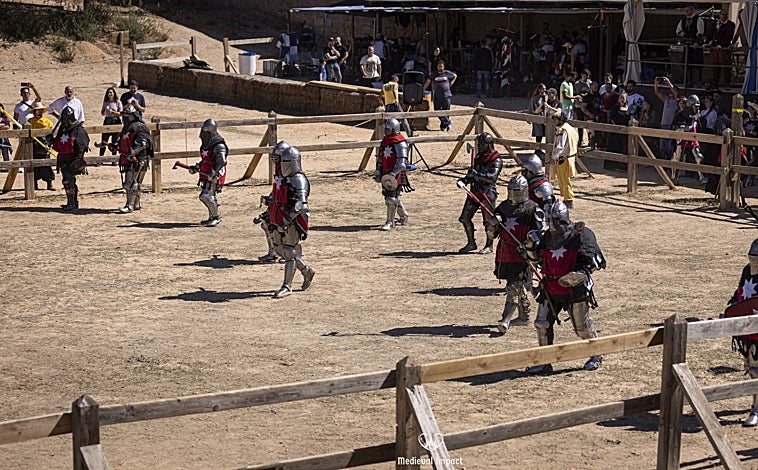 Combates medievales en el castillo donde Charlton Heston y Sofía Loren ...