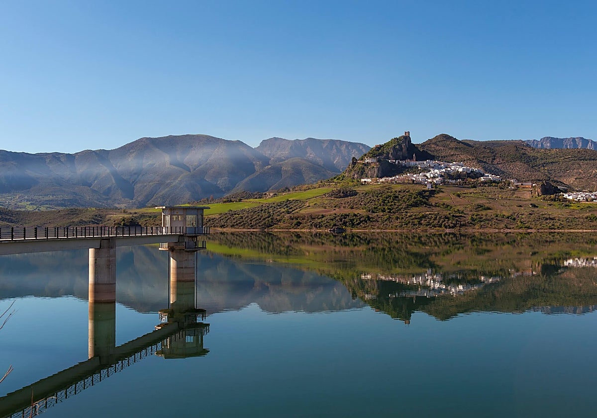 El pueblo de Cádiz que duerme sobre un embalse azul y es uno de los más ...