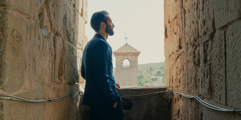 El relator de historias que transporta al turista al pasado