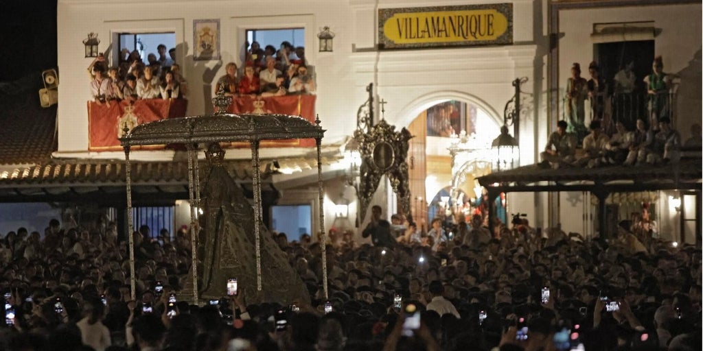 La polémica en la procesión: la Virgen del Rocío pasa de largo ante su ...