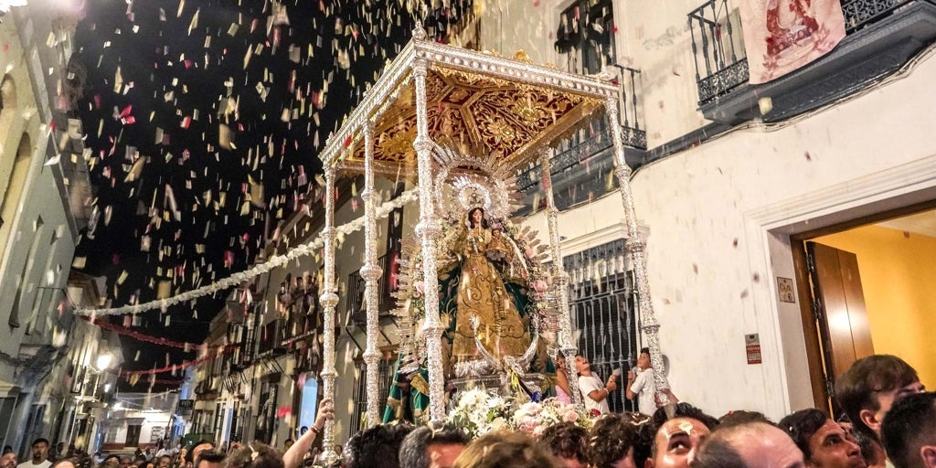 Moguer recibió a su Patrona entre vivas, piropos, guirnaldas y flores