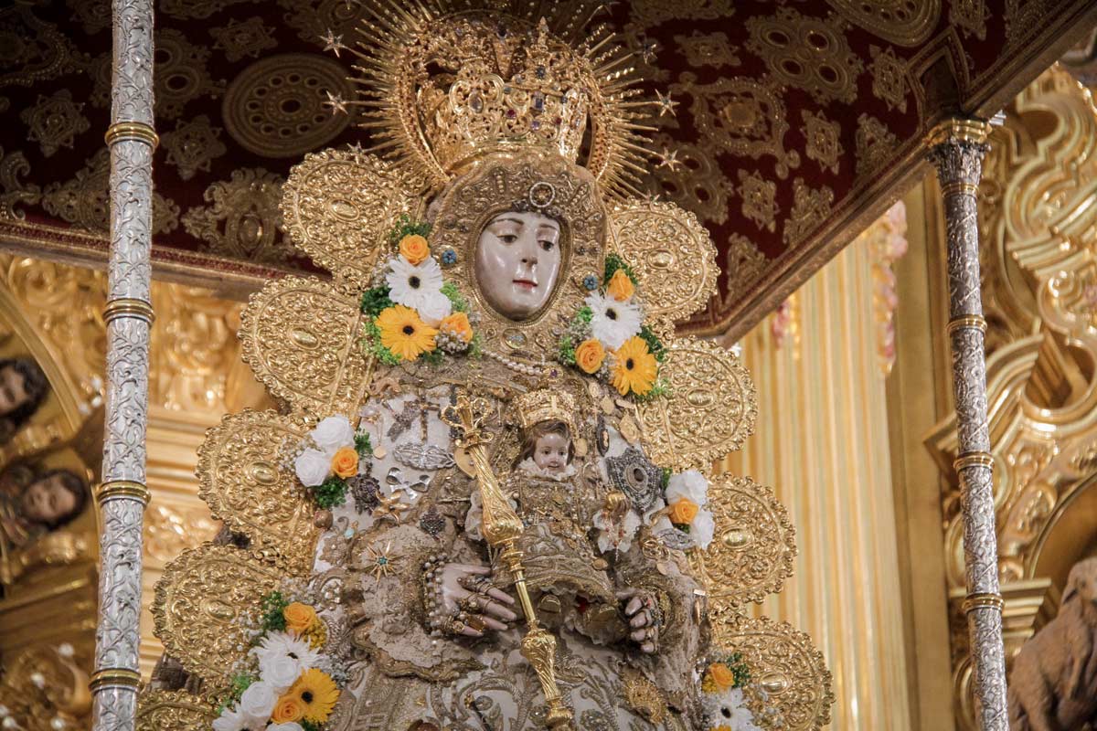 La Virgen del Rocío, entronizada en su paso para la Romería