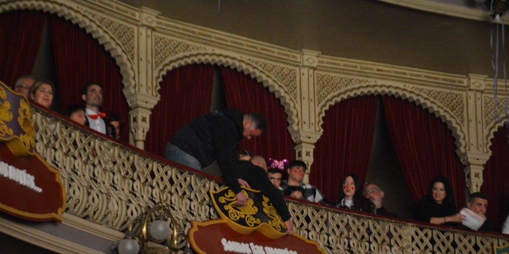 Susto en el teatro: un letrero cedió y quedó en el aire