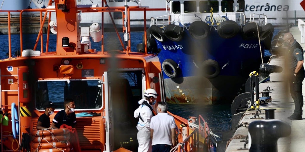 Rescatados 16 magrebíes en una patera y dos menores en una moto de agua ...