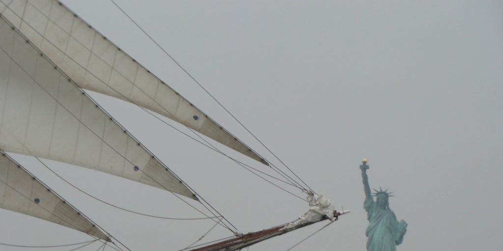 El Juan Sebastián de Elcano llega a Nueva York, último puerto antes de ...