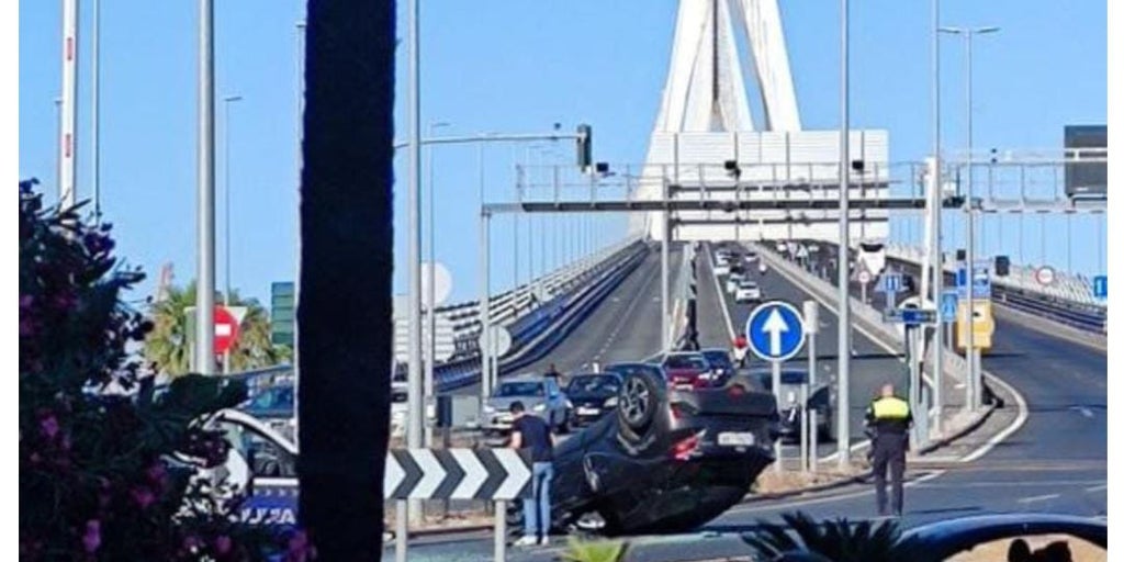 Accidente en Cádiz: tres heridos leves tras una colisión entre dos vehículos a la entrada de ...