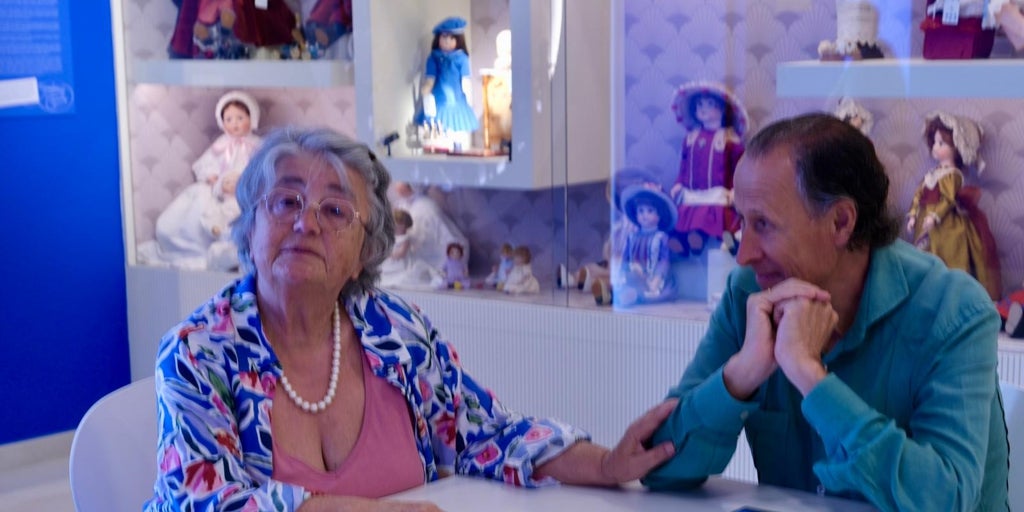 María Emilia, feliz por la acogida de la exposición de sus muñecas