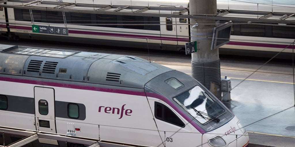 Renfe renueva los trenes del servicio Intercity Torre del Oro Cádiz ...
