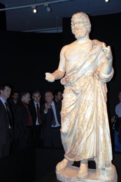 La escultura de Esculapio vuelve a lucir en todo su esplendor