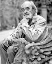 Ven la luz los poemas inéditos en los que Ángel González presagiaba el ...