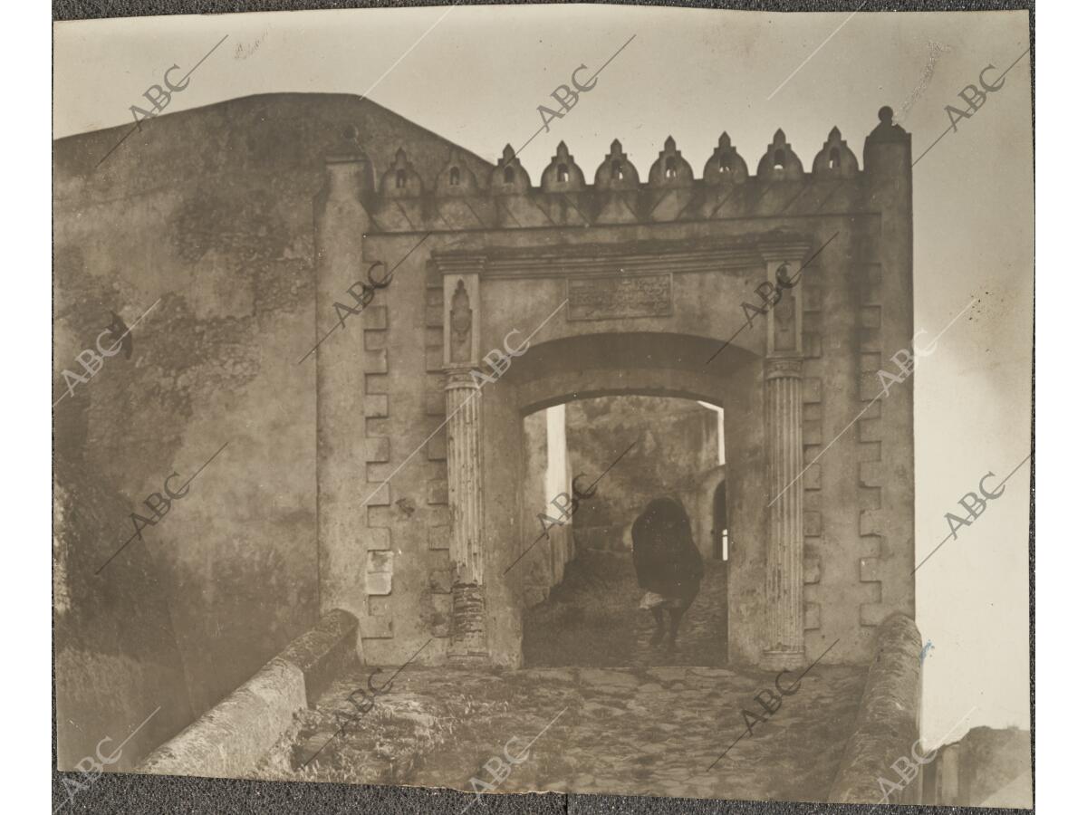 Entrada de la fortaleza que mando construir el Raisuli para defender A ...