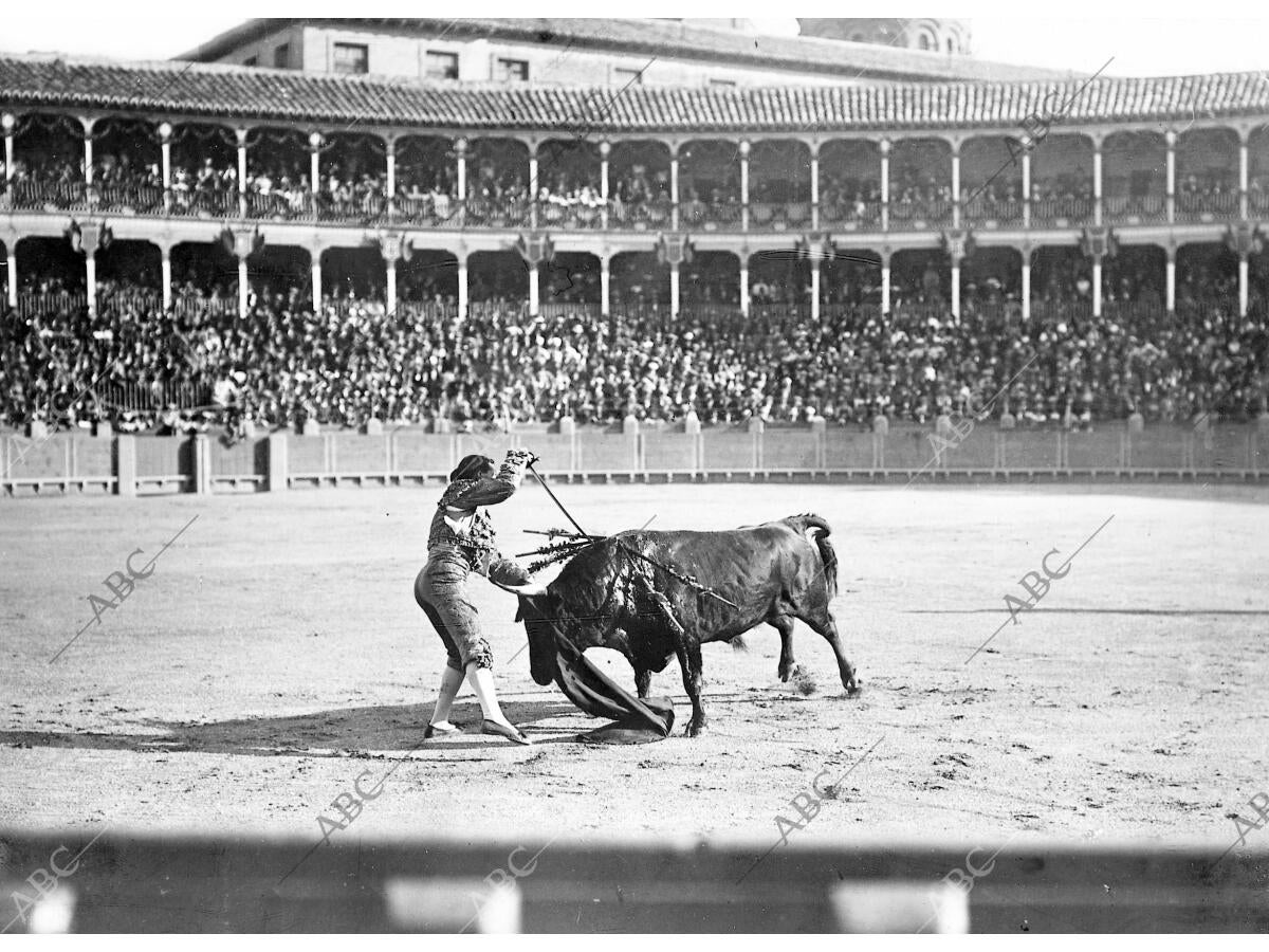 (Jaime Ballesteros) Herrerín al dar un pinchazo A uno de sus Toros ...