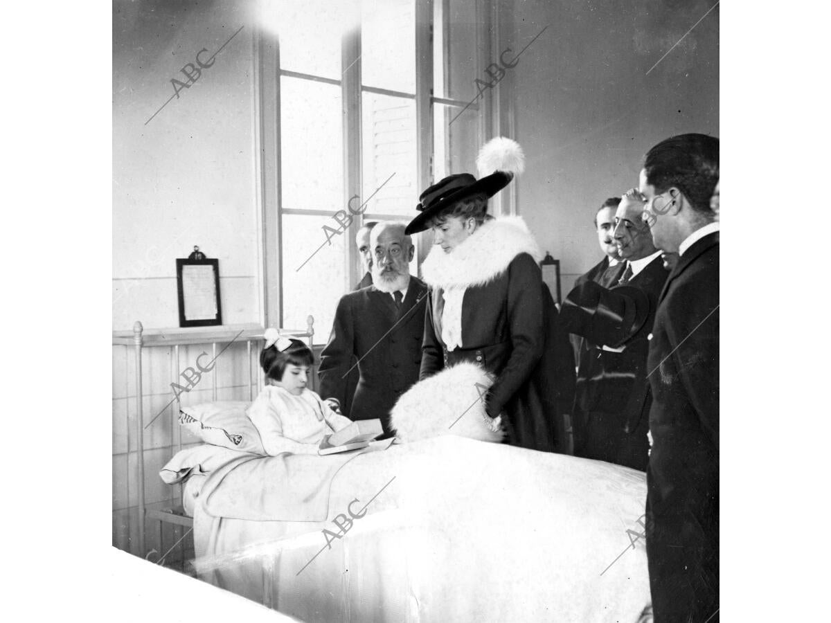 S. M. doña victoria Eugenia Distribuyendo Juguetes A los Enfermitos ...