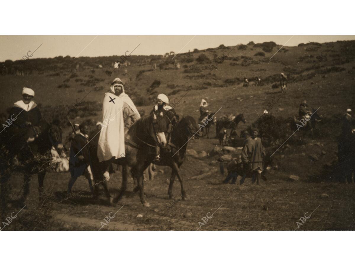 En las llanuras de Wad Ras, llegada del Raisuli (x) para conferencia ...