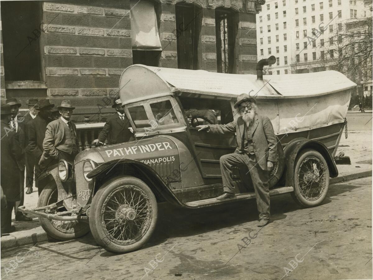 El estadounidense Mr. Meeker, de ochenta y cinco años, con el automóvil ...