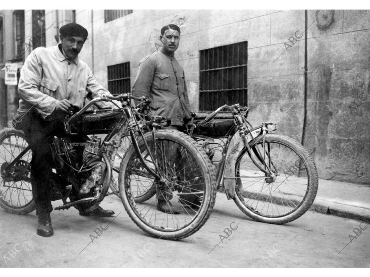 Los corredores Víctor Landa y Ángel Retana sobre motos "Indian" de 7 y ...