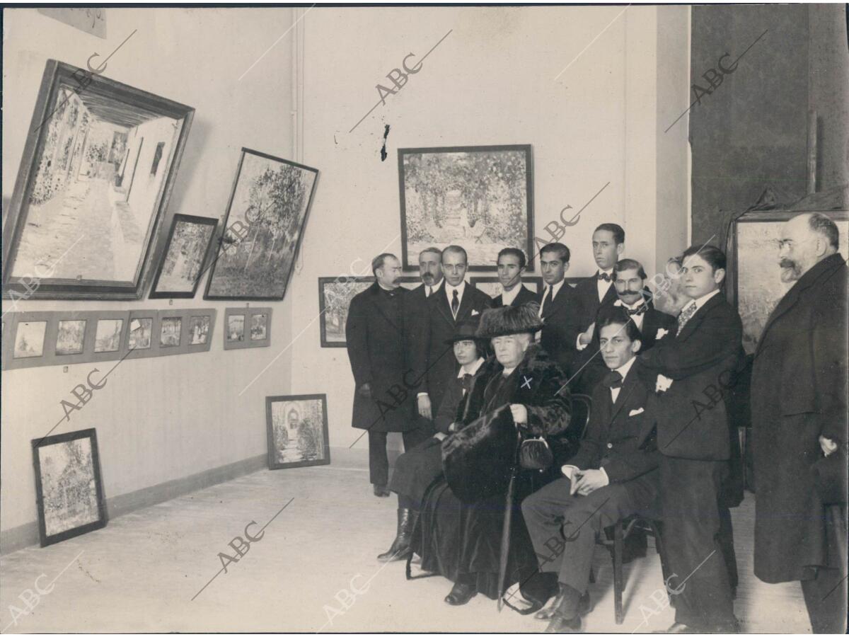 S.A.R. la Infanta doña Isabel (X) Visitando la exposición de Paisajes ...