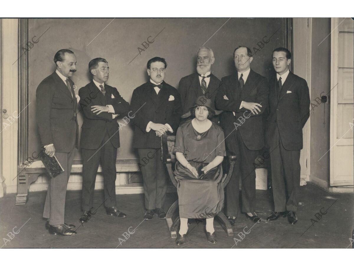 La Hija del insigne Escritor, con los Literatos que Tomaron parte en la ...