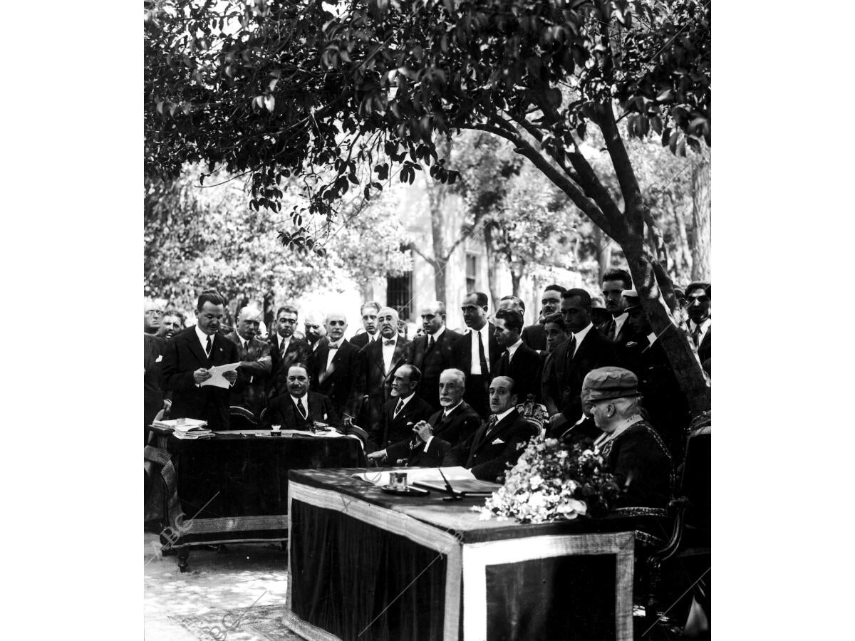 S.A.R. la Infanta doña Isabel (en primer Término, A la Derecha ...
