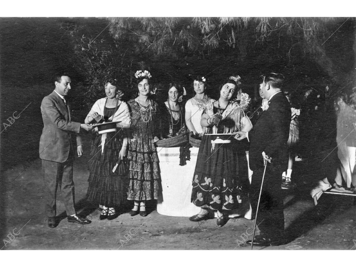 Muchachas cordobesas en la Feria de Nuestra Señora de la Salud ...