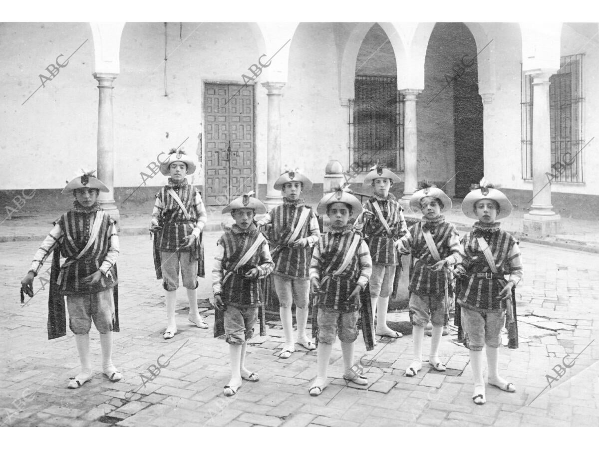 Los Seises con sus Trajes de Ceremonia (Abc 8361) - Archivo ABC