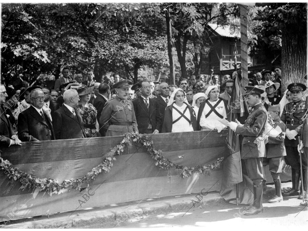 El jefe de las Fuerzas Leyendo su discurso ante el general Fanjul, el ...