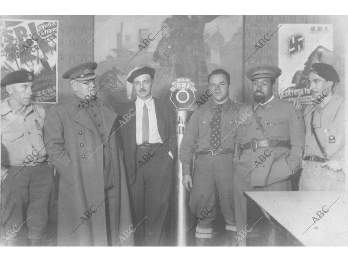 ) junto al general Miaja (3º Izqda - Archivo ABC