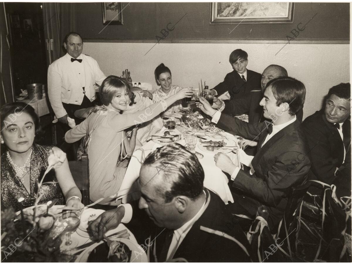 Marisol con la familia Goyanes, en primer termino Jaime de Foxá ...