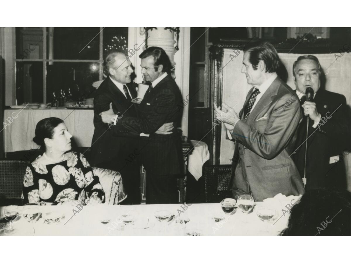 Mario Cabré, segundo por la derecha, en el acto de entrega de la ...