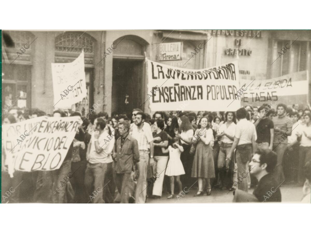 Manifestación pacífica de estudiantes, protestando por la subida de las ...