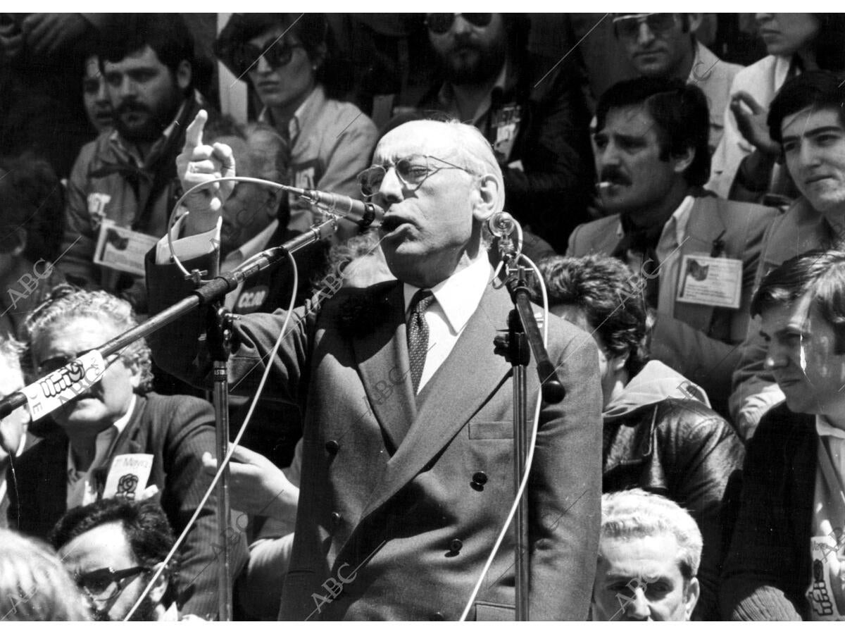 Enrique Tierno Galván pronunciando un discurso durante la celebración ...
