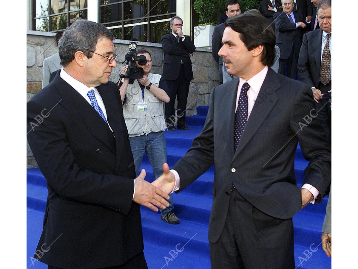 El presidente del gobierno, D. José María Aznar, saluda al presidente ...