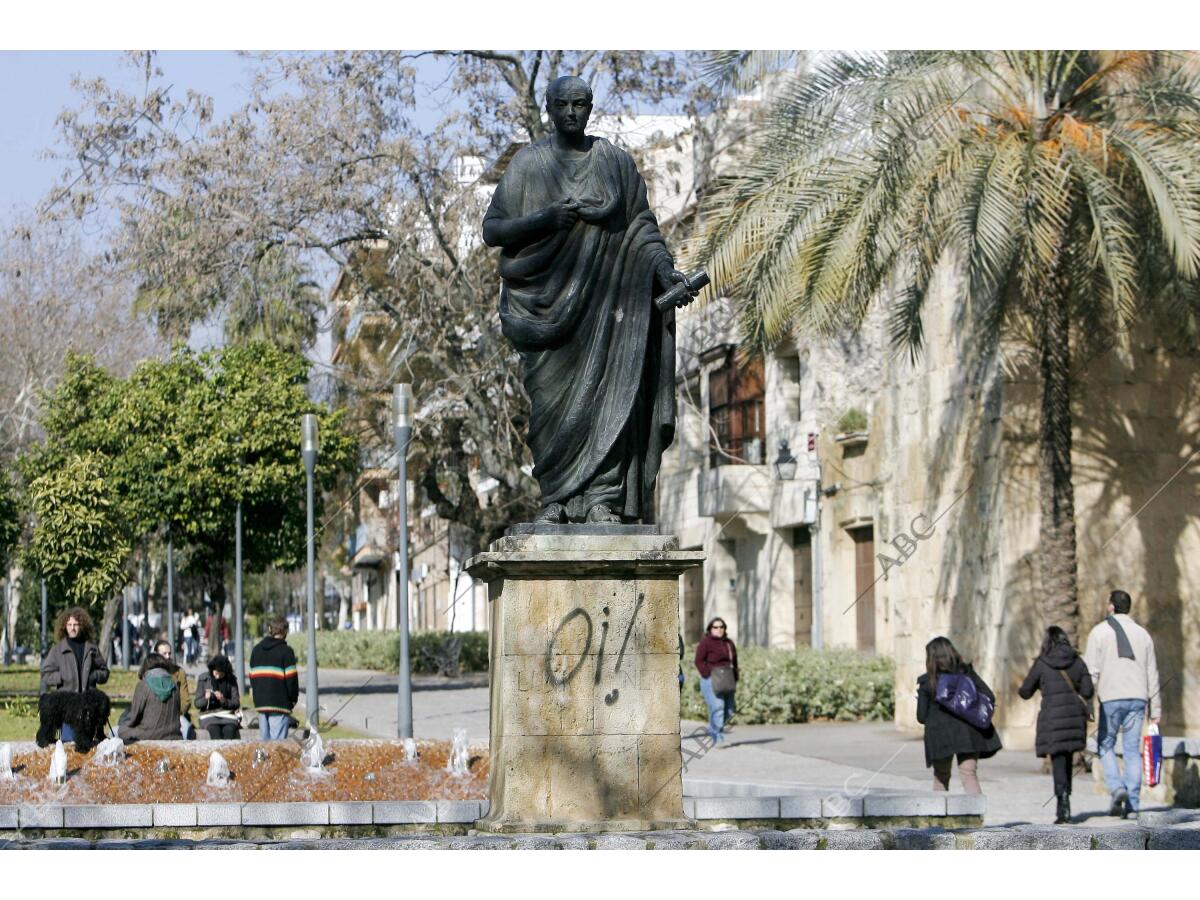Estatua de Seneca en la puerta de Almodóvar - Archivo ABC