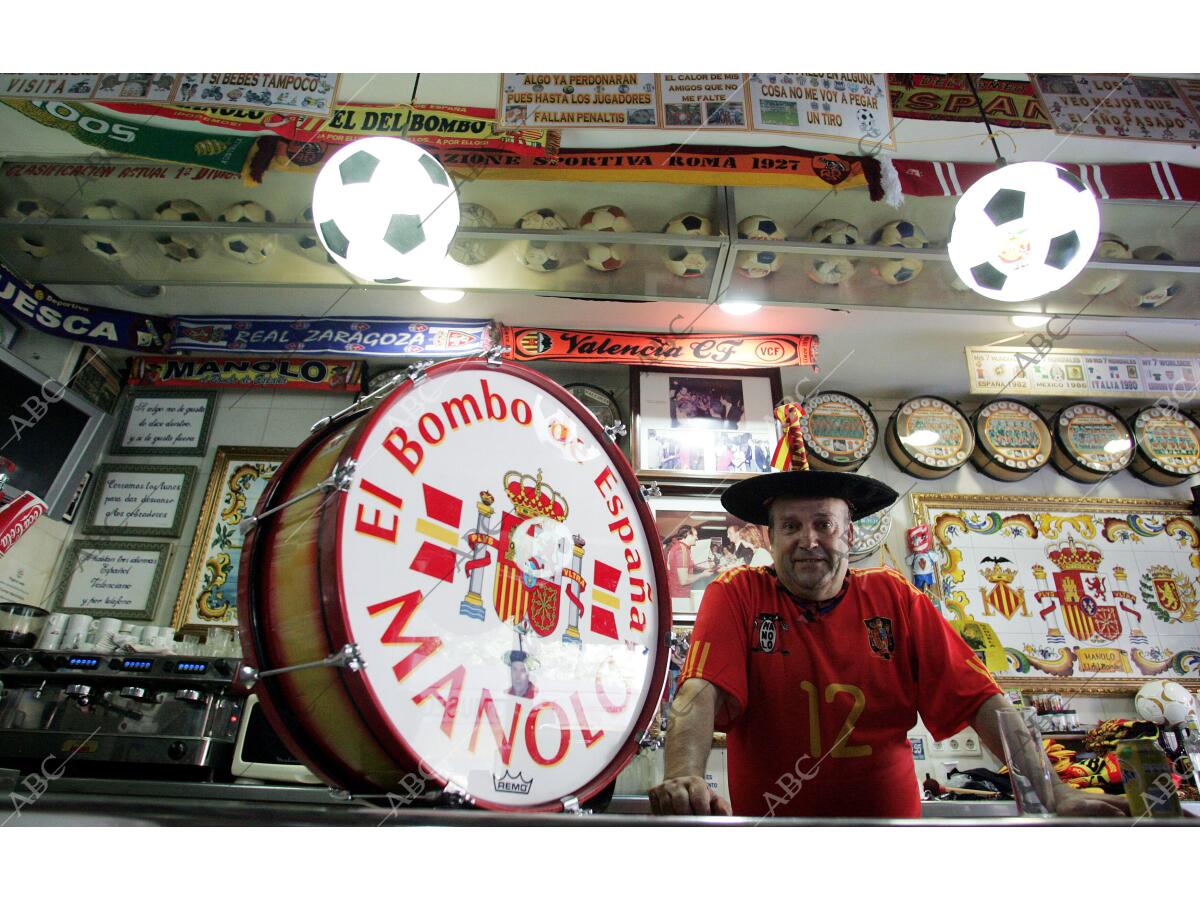 Manolo el del Bombo en su bar de Valencia - Archivo ABC