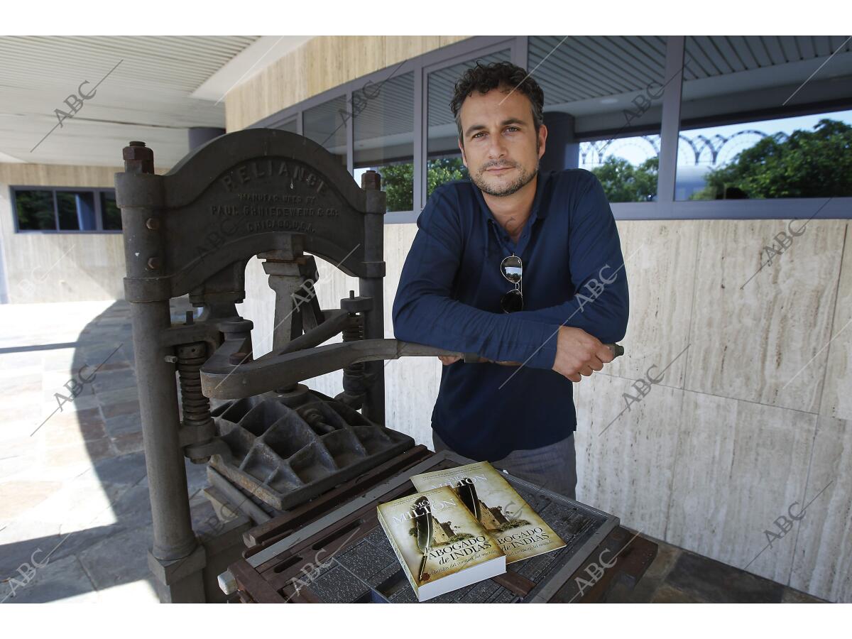 Entrevista con amos Milton por su novela el abogado de Indias - Archivo ABC