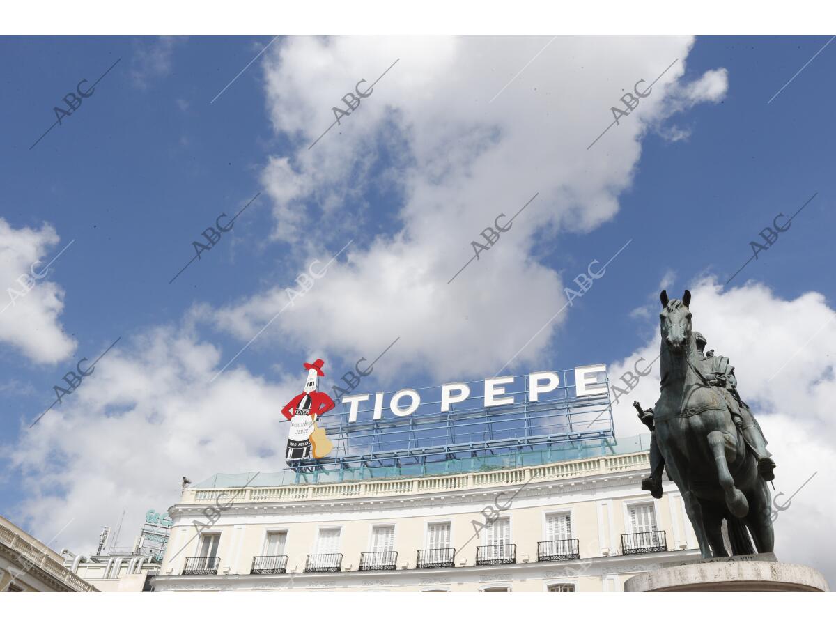 Cartel de Tio pepe en su nueva Ubicacion de la puerta del sol Foto ...