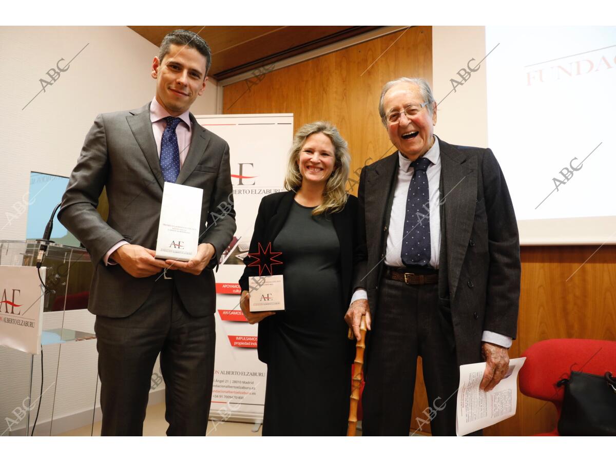 El propio Elzaburu con los ganadores, Nuria Amigó Grau e Ignacio Valiente Blanco - Archivo ABC