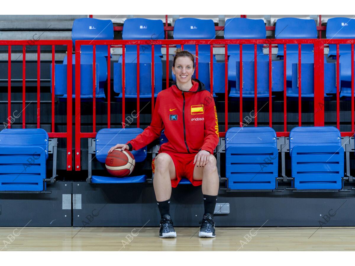 Laura Gil, pivot de la selección española, posa para ABC antes de ...