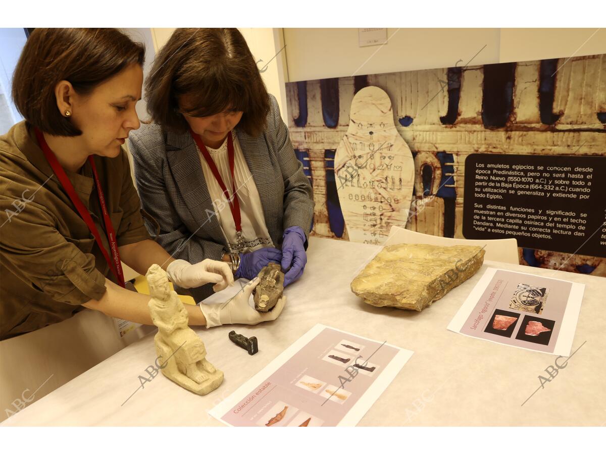 Esther Pons e Isabel Olbés muestran algunas falsificaciones - Archivo ABC