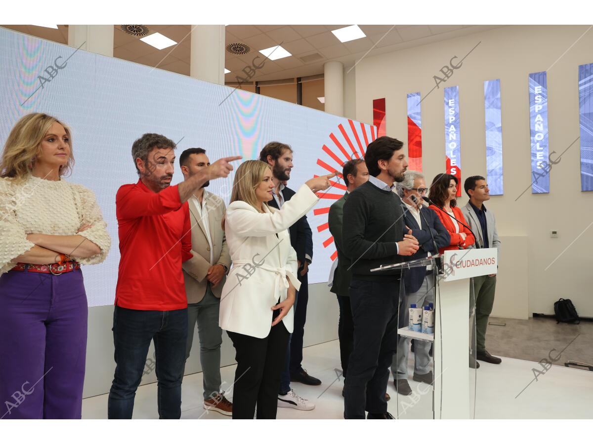 Rueda de prensa de Adrián Vázquez, seceretario general del partido ...