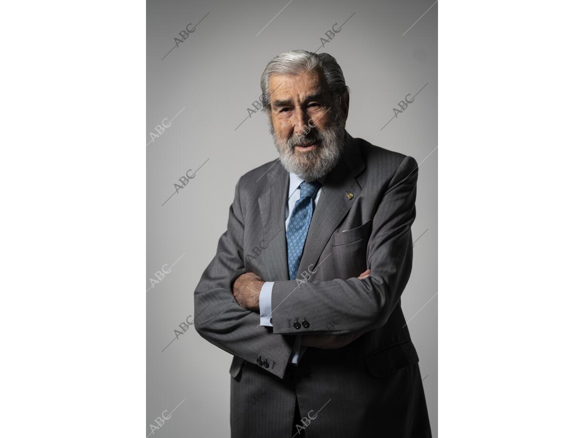 Fernando Suárez en la redacción de Abc con Juan Fernández Miranda ...