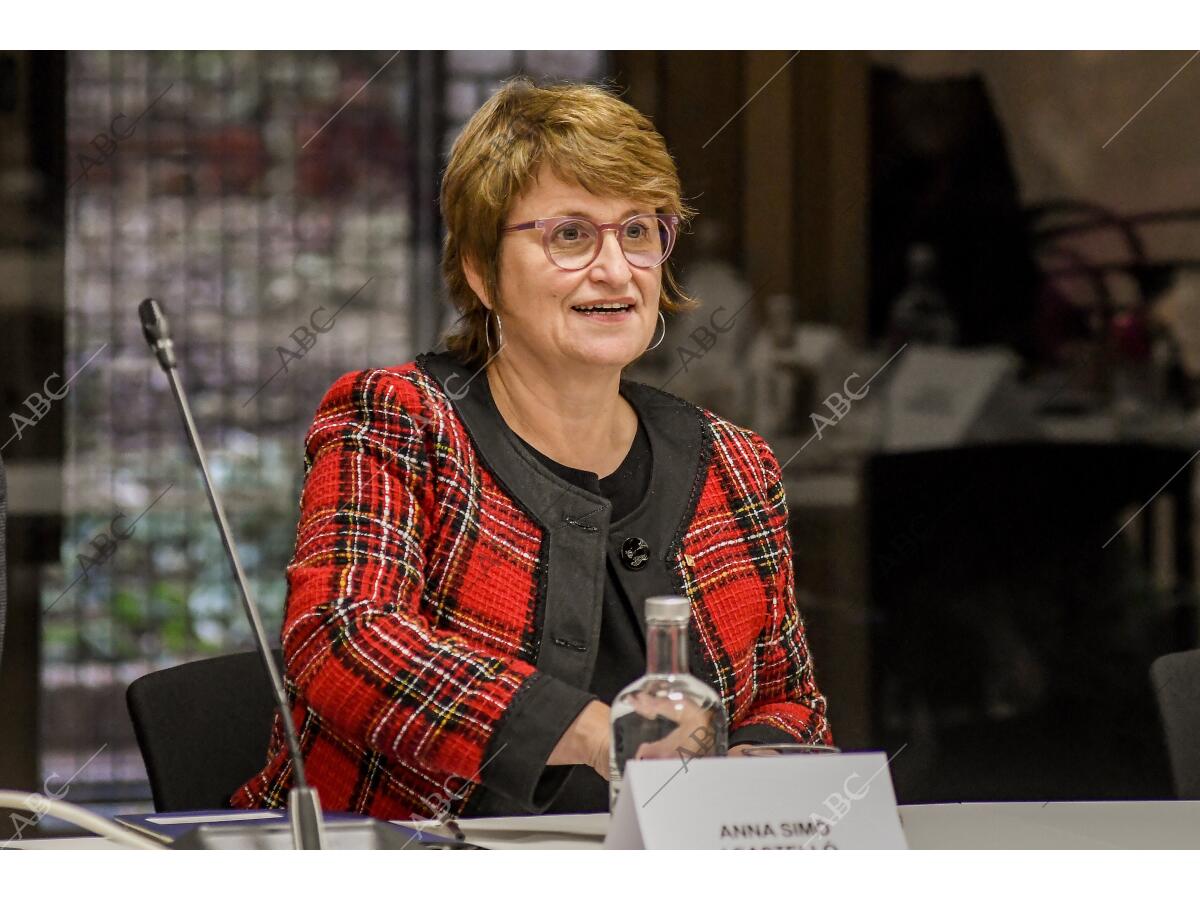 Anna Simó, consejera de Educación durante la reunión con los ...