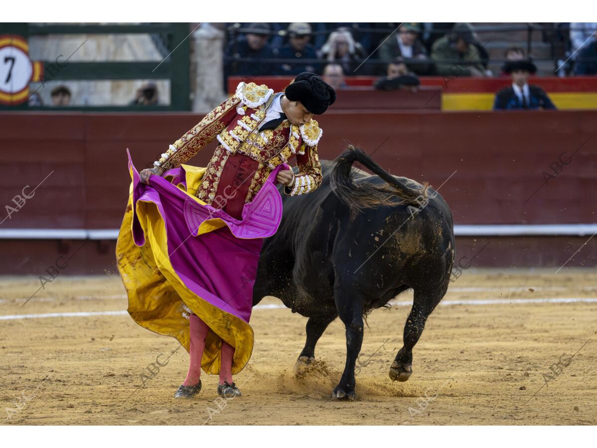 Roca Rey en su segundo Toro en la Feria de Fallas - Archivo ABC