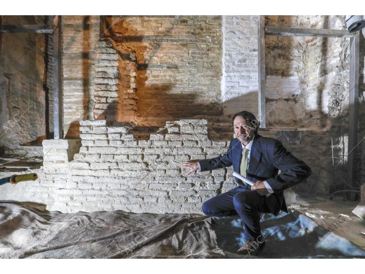 El arqueólogo José María Valiente muestra el muro trasero del hejal ...