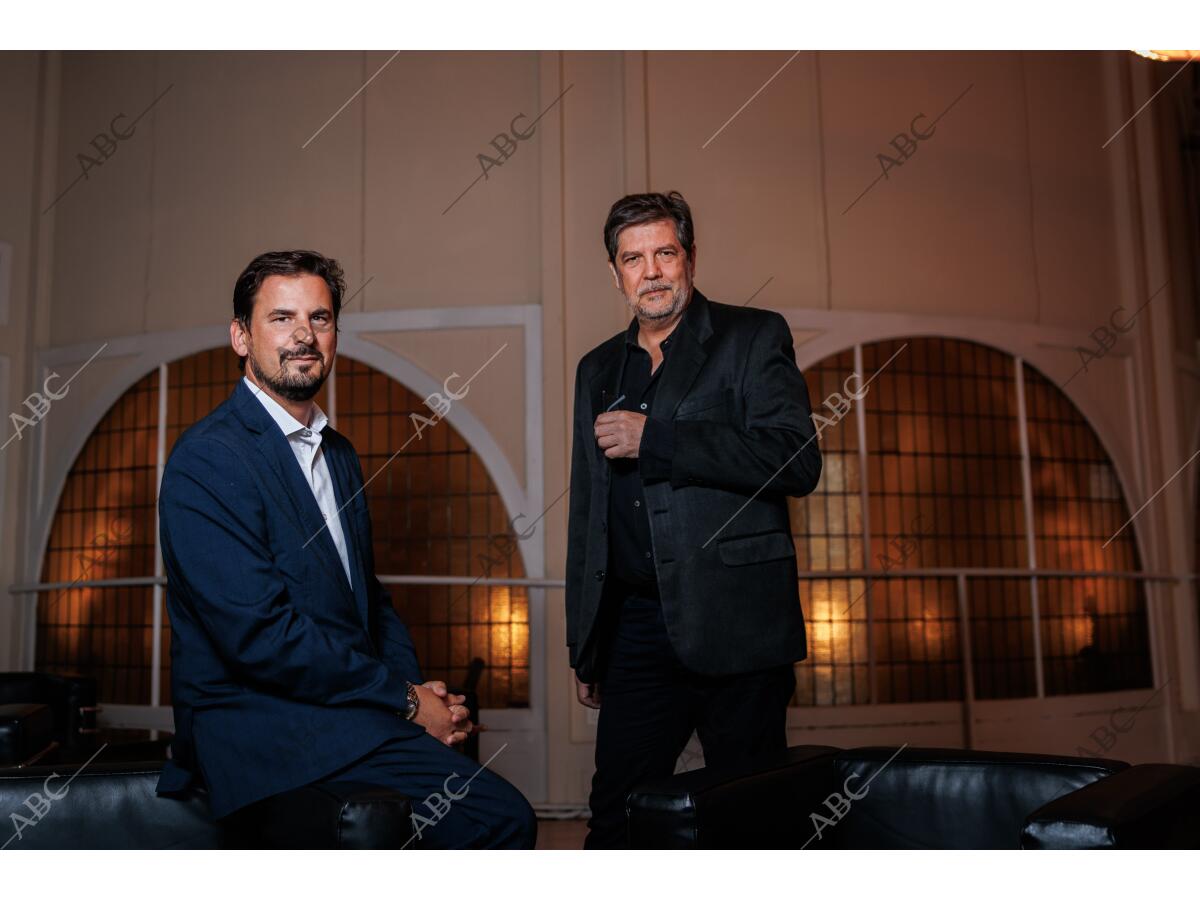 Mario Rocco, director del Círculo de Bellar Artes y Javier Moscoso ...