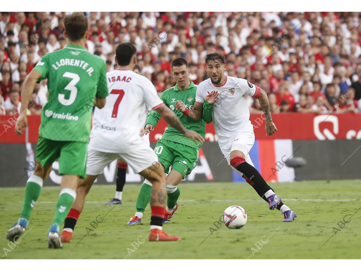 En la imagen, Gudelj y Lo Celso pugnan para evitar que llegue un balón ...