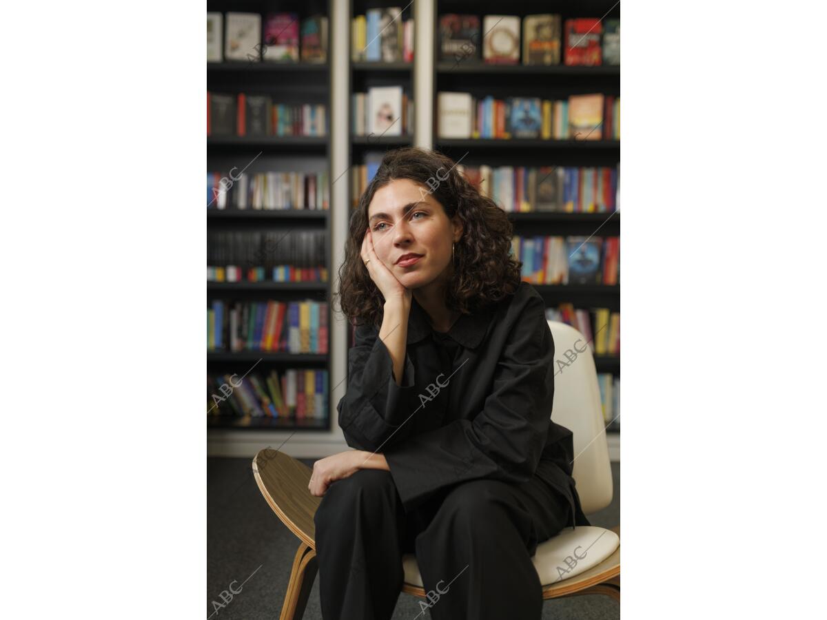 Entrevista A la Escritora Laura Chivite - Archivo ABC